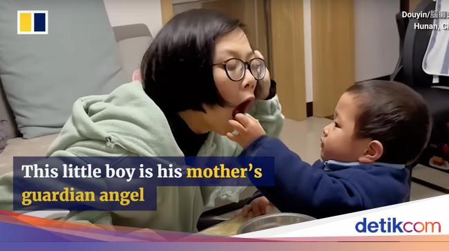 7 Momen Haru Bocah 2 Tahun Rawat Ibunya yang Lumpuh Otak, Bikin Salut