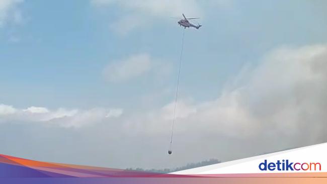 Ongkos Ratusan Juta per Jam Helikopter Water Bombing di Bromo