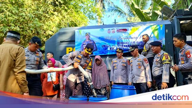 Bantu Kekeringan Warga, Polisi Sulap Water Cannon Jadi Mobil Tangki Air Bersih