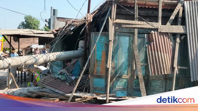 Terobos Lampu Merah, Bus Sugeng Rahayu Tabrak Truk-Rumah di Sragen Terobos Lampu Merah, Bus Sugeng Rahayu Tabrak Truk-Rumah di Sragen
