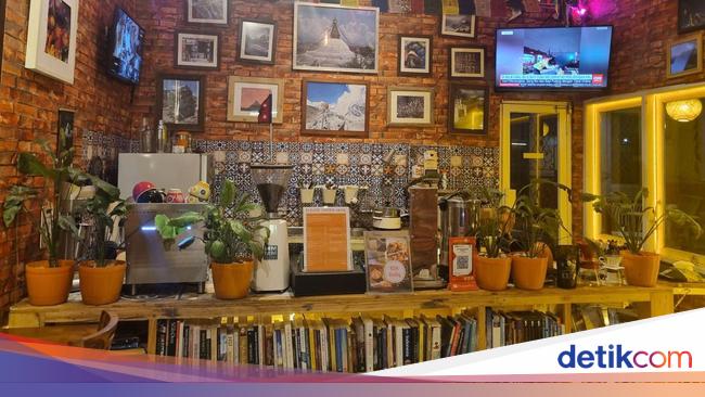 Nepa, Mountain, Book & Coffee, Sensasi Nugas di Kafe dengan Suasana Nepal