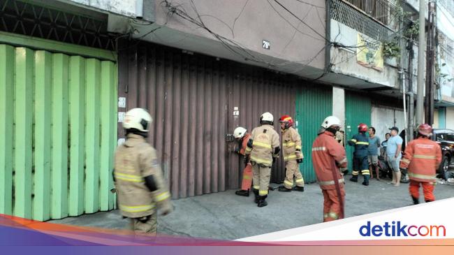 Saat Petugas Damkar Surabaya Kecele, Fogging Dikira Kebakaran