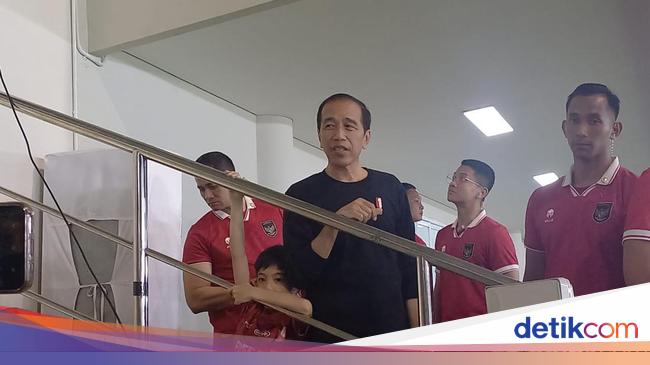 Indonesia Lolos Piala Asia U-23, Jokowi Acungkan 2 Jempol di Manahan