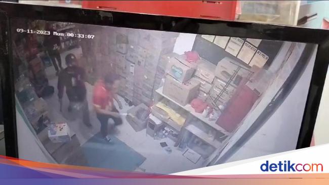 2 Maling Satroni Minimarket di Cileungsi Bogor, Pegawai Ditodong Senjata Api