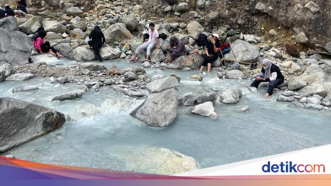 Sensasi Berendam Air Panas di Kawah Ratu Gunung Salak Bogor
