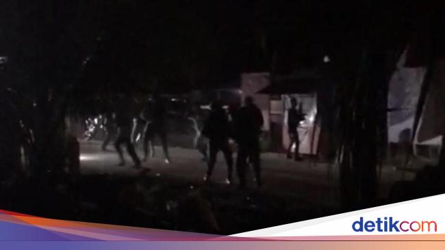 Warga dan 8 Oknum TNI di Halteng Sempat Bentrok Buntut Pengeroyokan Warga dan 8 Oknum TNI di Halteng Sempat Bentrok Buntut Pengeroyokan