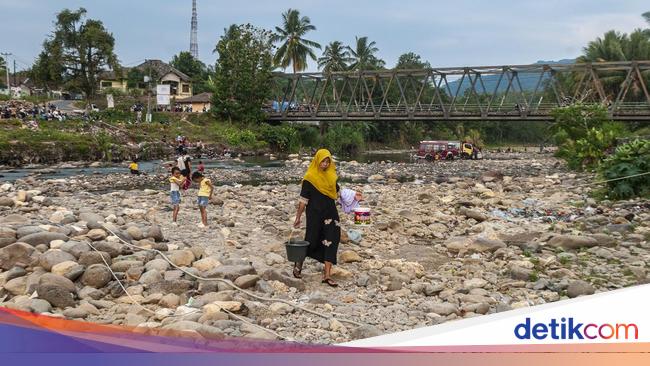 Potret Air Sungai Cisimeut Menyusut Gegera Kemarau