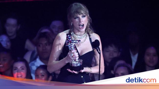 Momen Taylor Swift Melongo dan Standing Applause Nonton Stray Kids Tampil