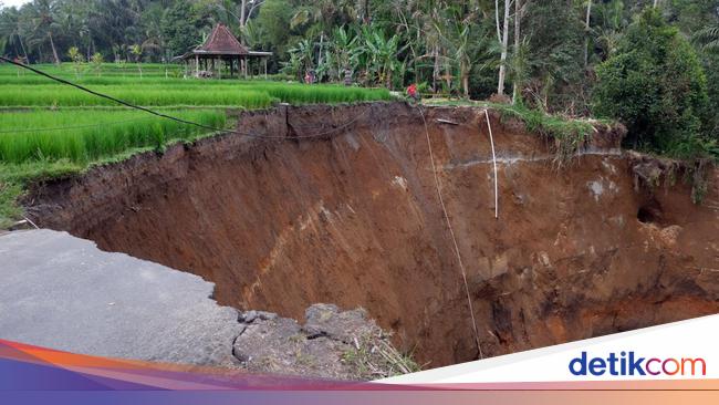 Jalan Akses Wisata di Gianyar Bali Ambles, Turis Putar Balik