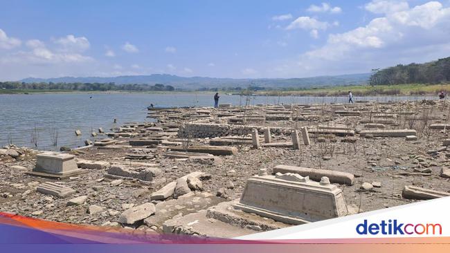 'Wajah' Baru Waduk Gajah Mungkur Saat Surut.. Jadi Pemakaman Kuno