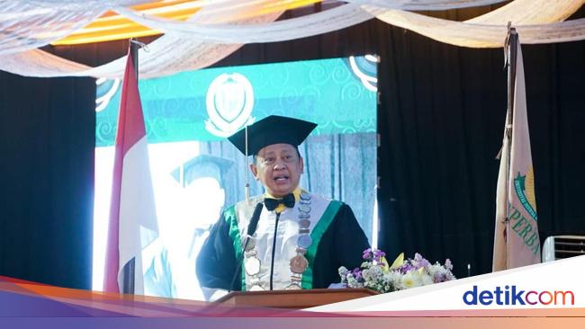 Bamsoet Ingatkan Wisudawan Unperba soal Ancaman Degradasi Moral Bangsa Bamsoet Ingatkan Wisudawan Unperba soal Ancaman Degradasi Moral Bangsa