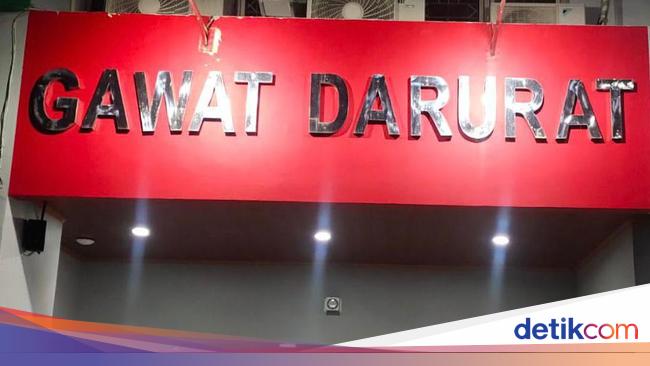 Pria Diduga ODGJ Ganggu Pemotor di Mampang Dibawa ke RS Pria Diduga ODGJ Ganggu Pemotor di Mampang Dibawa ke RS