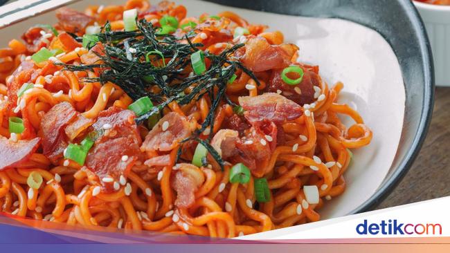 Resep Mie Goreng Pedas Topping Beef Bacon Buat Makan Malam Praktis