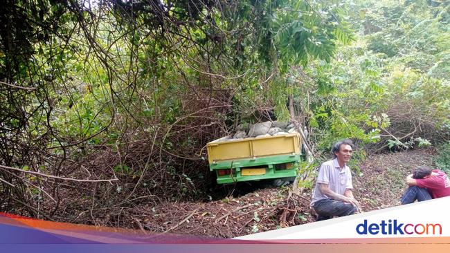 Truk Muat Semen Terperosok ke Hutan Cekik, 2 Orang Terluka