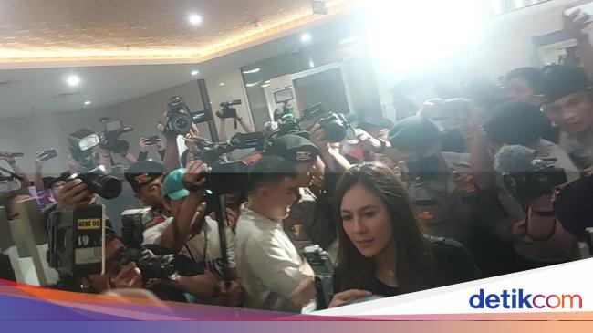 Wulan Guritno Akhirnya Penuhi Panggilan Bareskrim Hari Ini Wulan Guritno Akhirnya Penuhi Panggilan Bareskrim Hari Ini
