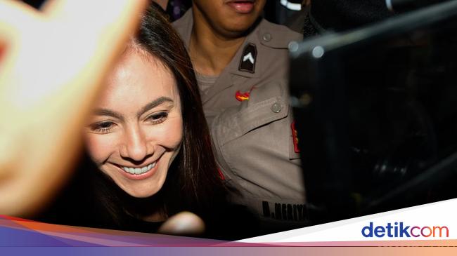 Wulan Guritno Tebar Senyum Penuhi Panggilan Bareskrim Wulan Guritno Tebar Senyum Penuhi Panggilan Bareskrim