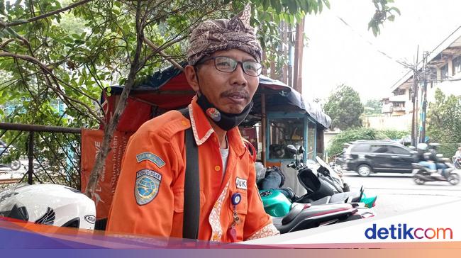 Cerita Jukir Bandung, Merawat Budaya Melalui Ikat Kepala