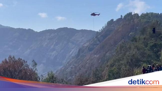 Heli Water Bombing Kembali Mengudara Pagi Ini Padamkan Sisa Kebakaran Bromo