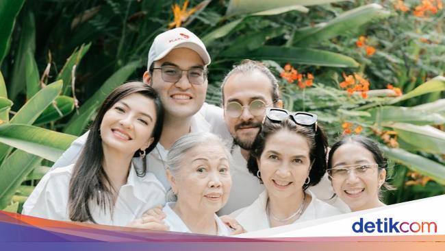 7 Foto Pemotretan Keluarga Raline Shah, Menawan Pakai Baju Serba Putih