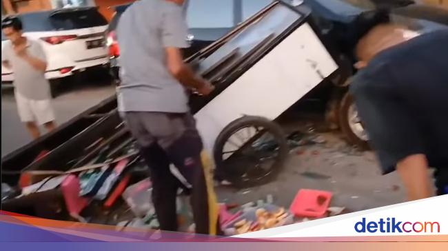 Honda Brio Tabrak Lari Gerobak Kue di Makassar, Korban Rugi Rp 9 Juta