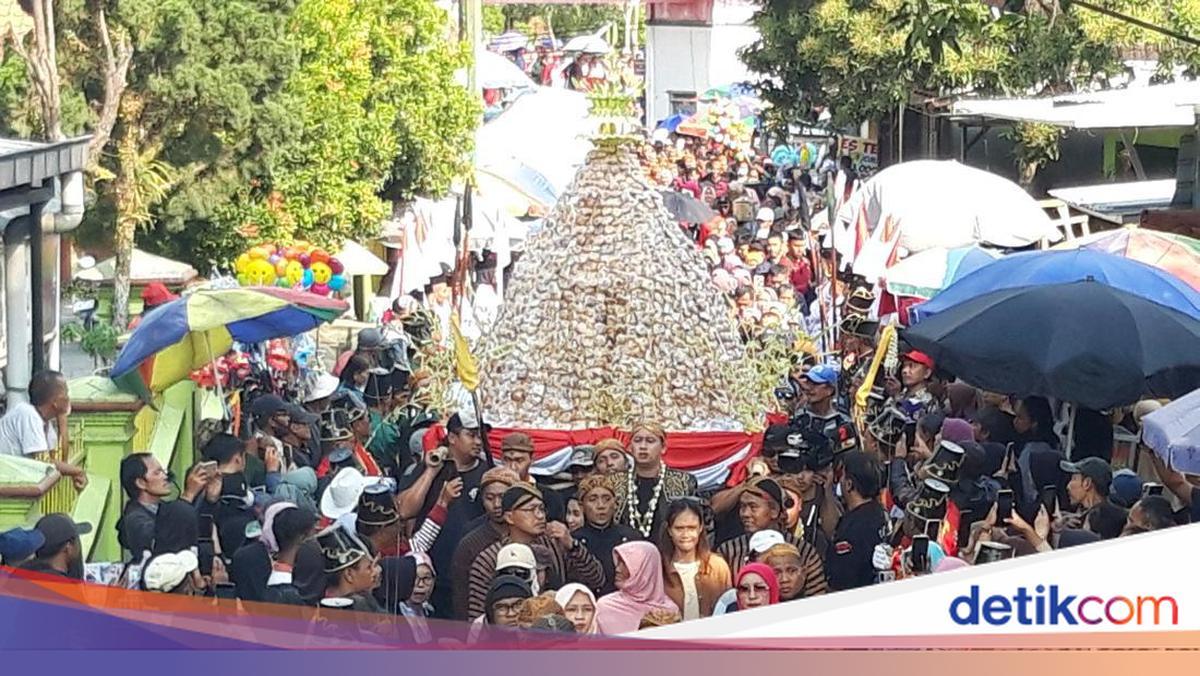 Ribuan Warga Berebut Apem Keong Emas di Tradisi Saparan Pengging Boyolali