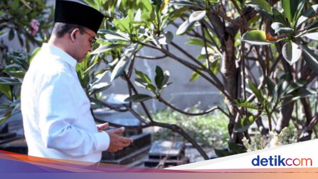 Anies Ziarah ke Makam Eks Sekda Saefullah, Kenang Perjuangan Lawan Pandemi Anies Ziarah ke Makam Eks Sekda Saefullah, Kenang Perjuangan Lawan Pandemi