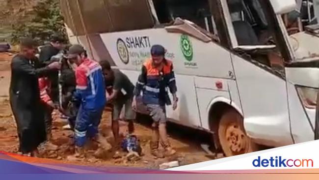 Bus Bawa 19 Karyawan Perusahaan Tambang Terguling di Sultra, 1 Patah Kaki