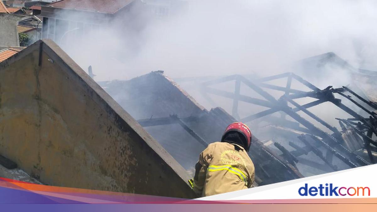 Rumah di Jalan Bendul Merisi Surabaya Terbakar, Diduga Korsleting Listrik