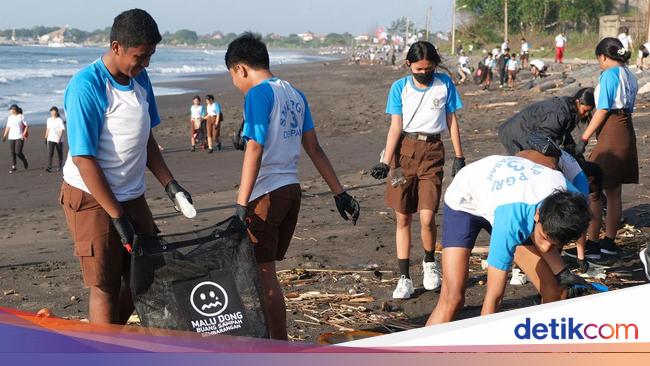 Aksi Siswa SMP Bersih-bersih Sampah di Pantai Padang Galak
