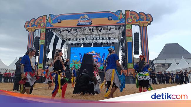 Kesenian Kuda Lumping Meriahkan Pesta Rakyat Simpedes 2023 di Purwokerto