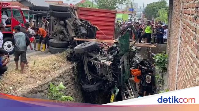 Truk Kontainer Tabrak Mobil-Motor di Flyover Kretek Brebes