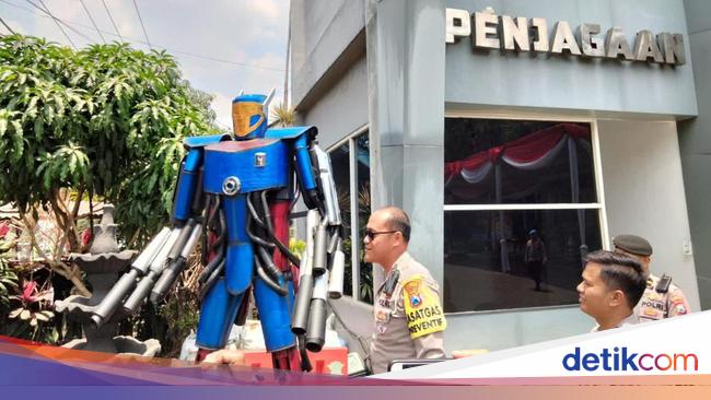 Unik, Ratusan Knalpot Brong Sitaan Kota Malang Disulap Jadi Patung Robot