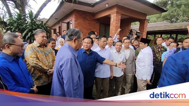 Berkemeja Biru, Prabowo Sambut SBY dan AHY di Hambalang