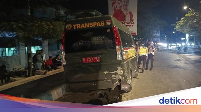 Dua Pelajar Luka Parah Tabrak Mobil Lapas Parkir di Kupang