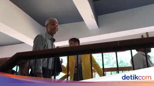 Pakai Kemeja Garis Hitam Putih, Ganjar Hadiri Kuliah Kebangsaan FISIP UI