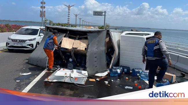 Ban Pecah, Truk Boks Angkut Galon Air Terguling di Tol Bali Mandara