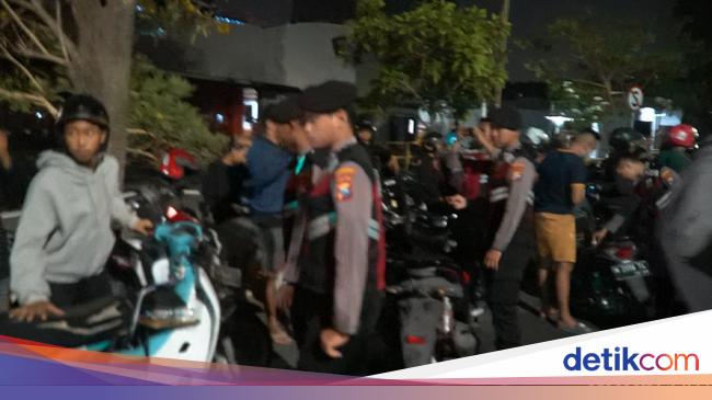 110 Motor Diamankan Saat Razia Balap Liar di Surabaya 110 Motor Diamankan Saat Razia Balap Liar di Surabaya