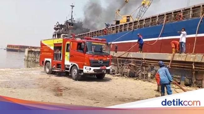 Kerugian Kebakaran Kapal Kargo di Pelabuhan Kamal Capai Rp 1 Miliar