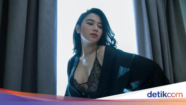 7 Gaya Seksi Lisa Oktaviani Aspri Hotman Paris Pakai Lingerie