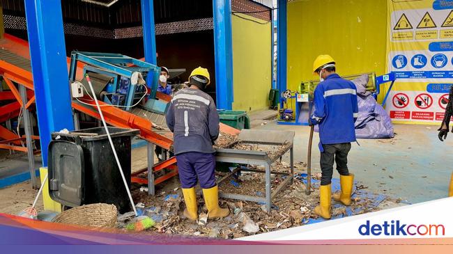 Menyelesaikan Sampah Kota Bandung di TPST Cicukang Holis Menyelesaikan Sampah Kota Bandung di TPST Cicukang Holis