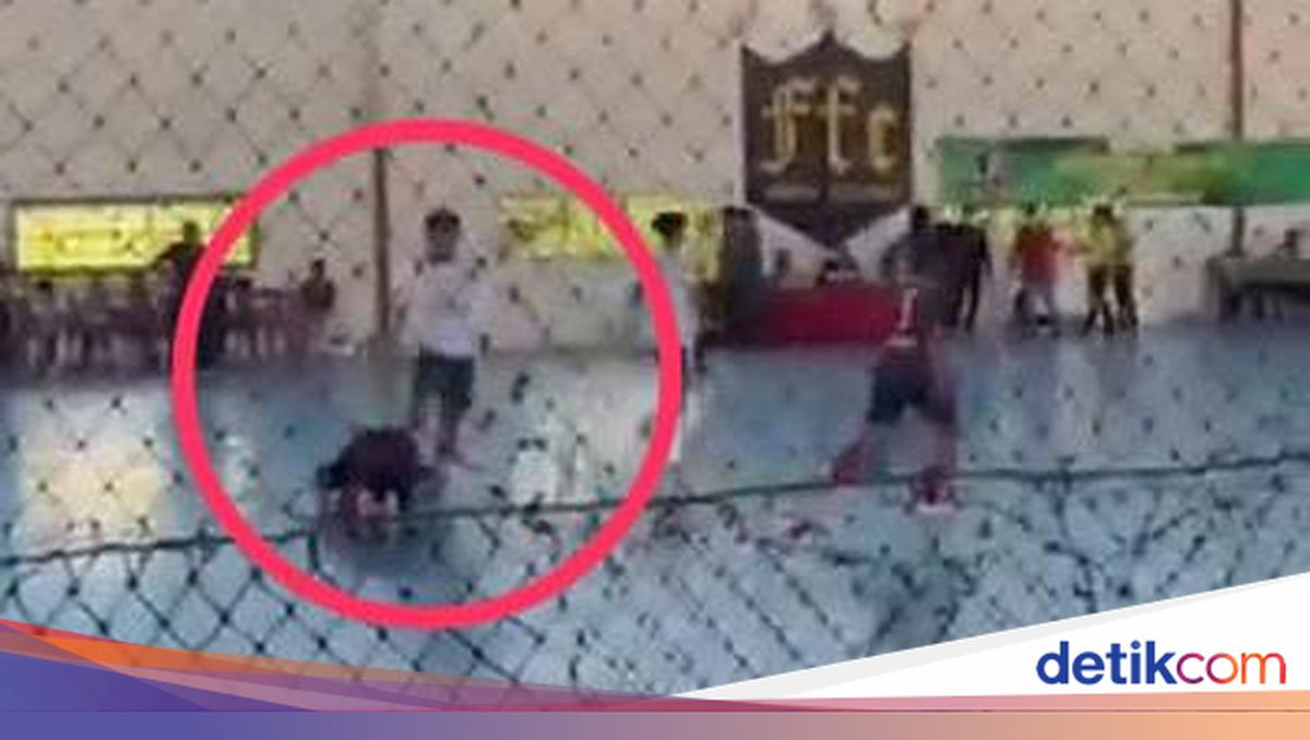 Detik-detik Atlet Futsal Blitar Terkapar Ditendang Saat Sujud Syukur