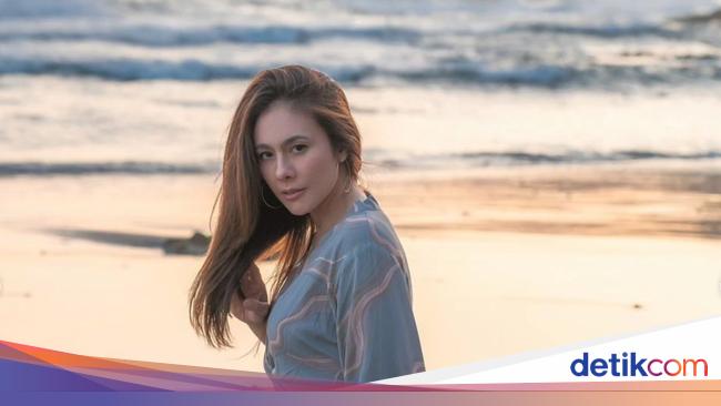 Saat Wulan Guritno Joget-joget di Pantai, Bikin Traveler Gagal Fokus