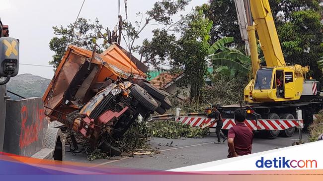 Evakuasi Truk Seruduk 3 Rumah di Sumedang, Arus Lalin Sempat Dialihkan