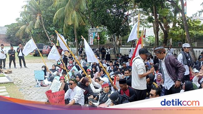Ratusan Guru Honorer Di Ntb Bakar Sk Bupati Tuntut Tambah Formasi Pppk