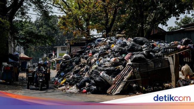 25 Ribu Ton Sampah Menumpuk di Bandung Imbas TPA Sarimukti Terbakar
