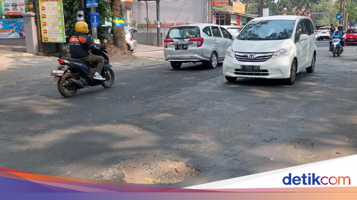 Lubang Cukup Dalam di Jalan Burangrang Bahayakan Pengendara