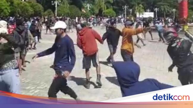 Polisi Amankan Sejumlah Demonstran Buntut Pembakaran Kantor Bupati Pohuwato