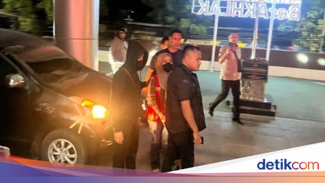 Viral Buron Korupsi Perpustakaan Makassar Ditangkap Saat Ngumpet di Plafon Viral Buron Korupsi Perpustakaan Makassar Ditangkap Saat Ngumpet di Plafon