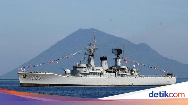 Parade Kapal Perang TNI AL Meriahkan Perairan Teluk Manado