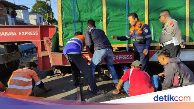 Truk Nyangkut di Perlintasan Malang Bikin Perjalanan 6 KA Tertunda